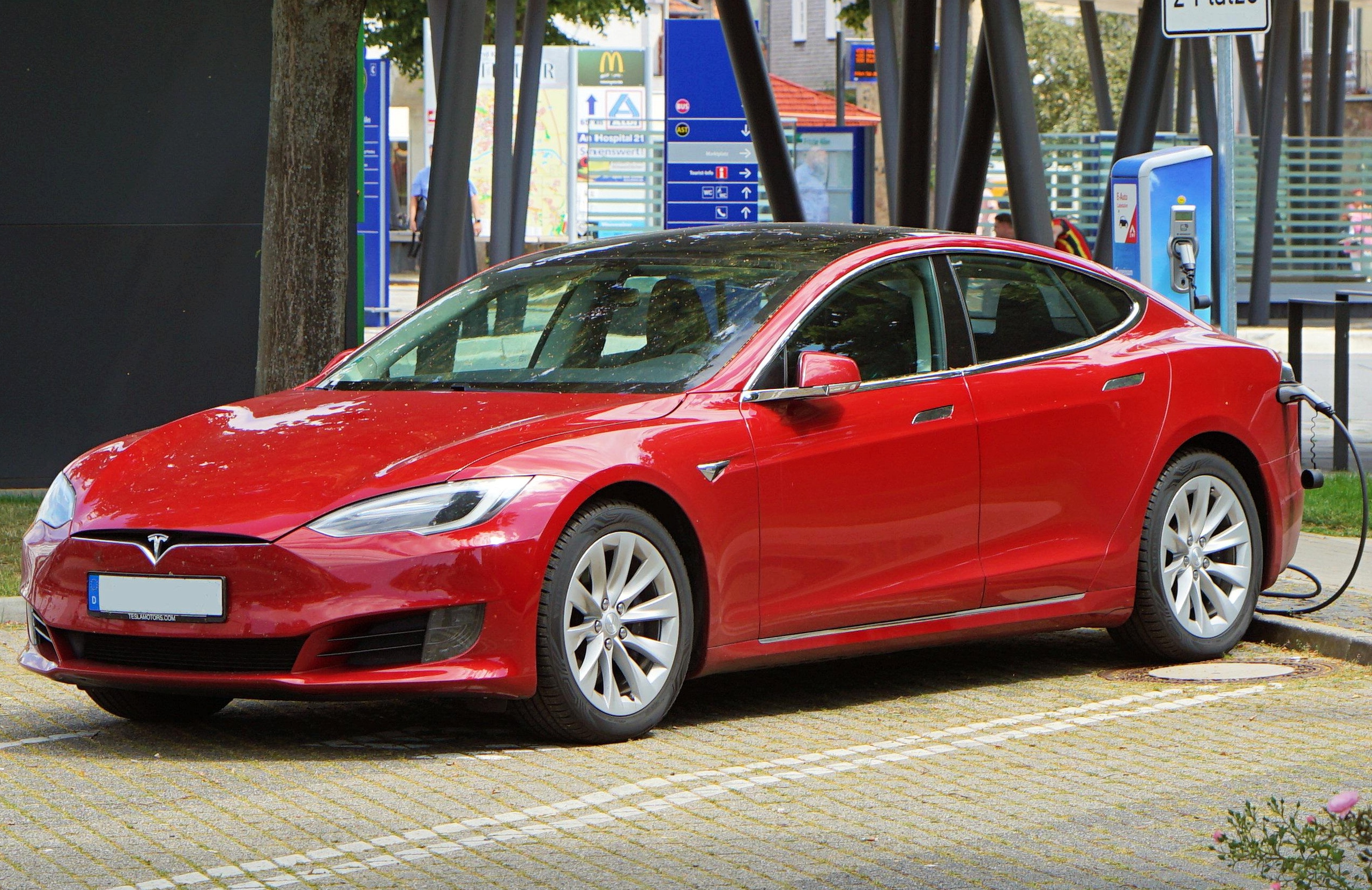 Az álbiztonság átka: saját Tesla autójába rekedvén fulladt vízbe egy ...