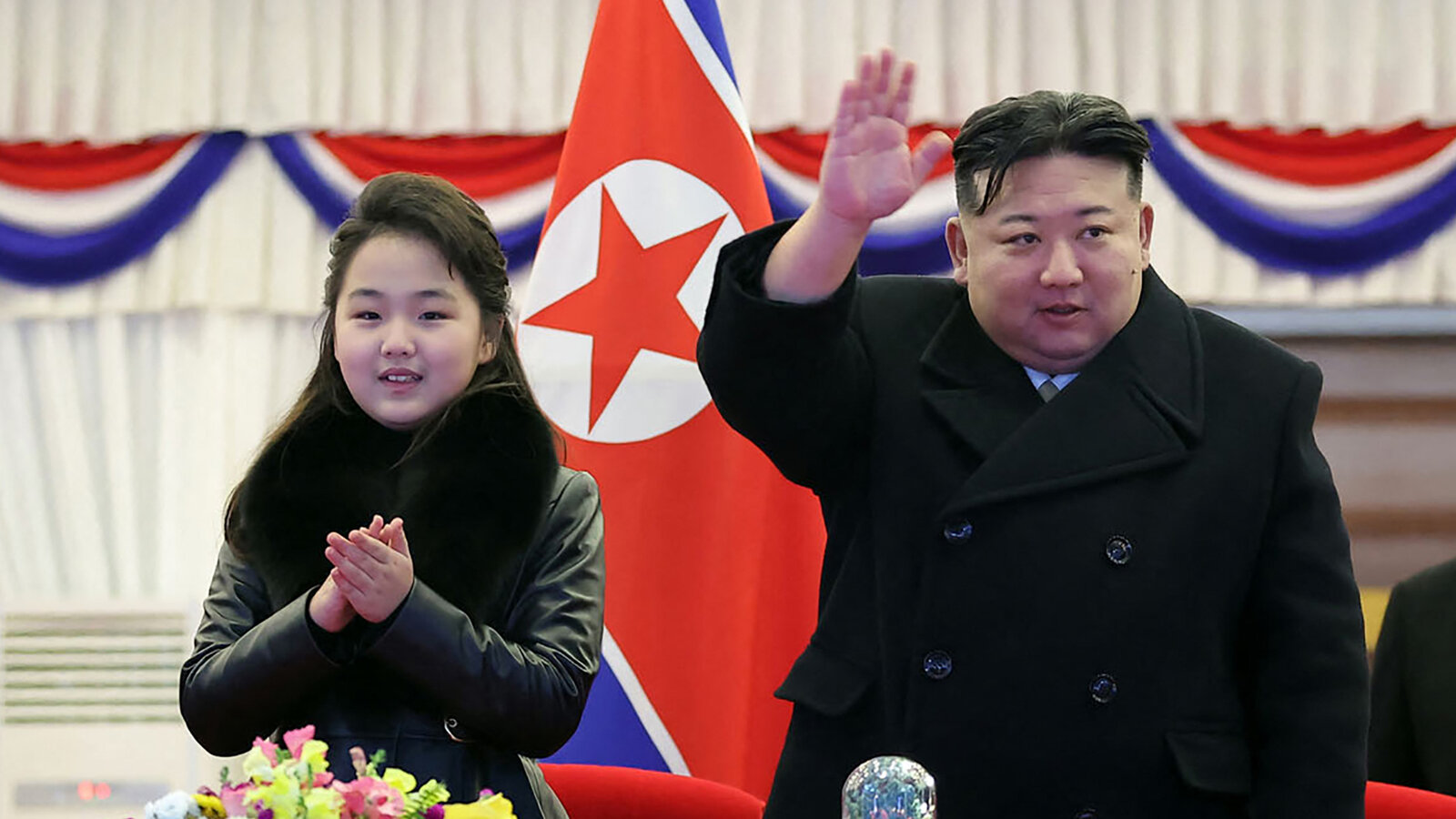 Ily emelkedett hangulatban köszöntötte Kim Dzsongun és Észak-Korea népe ...